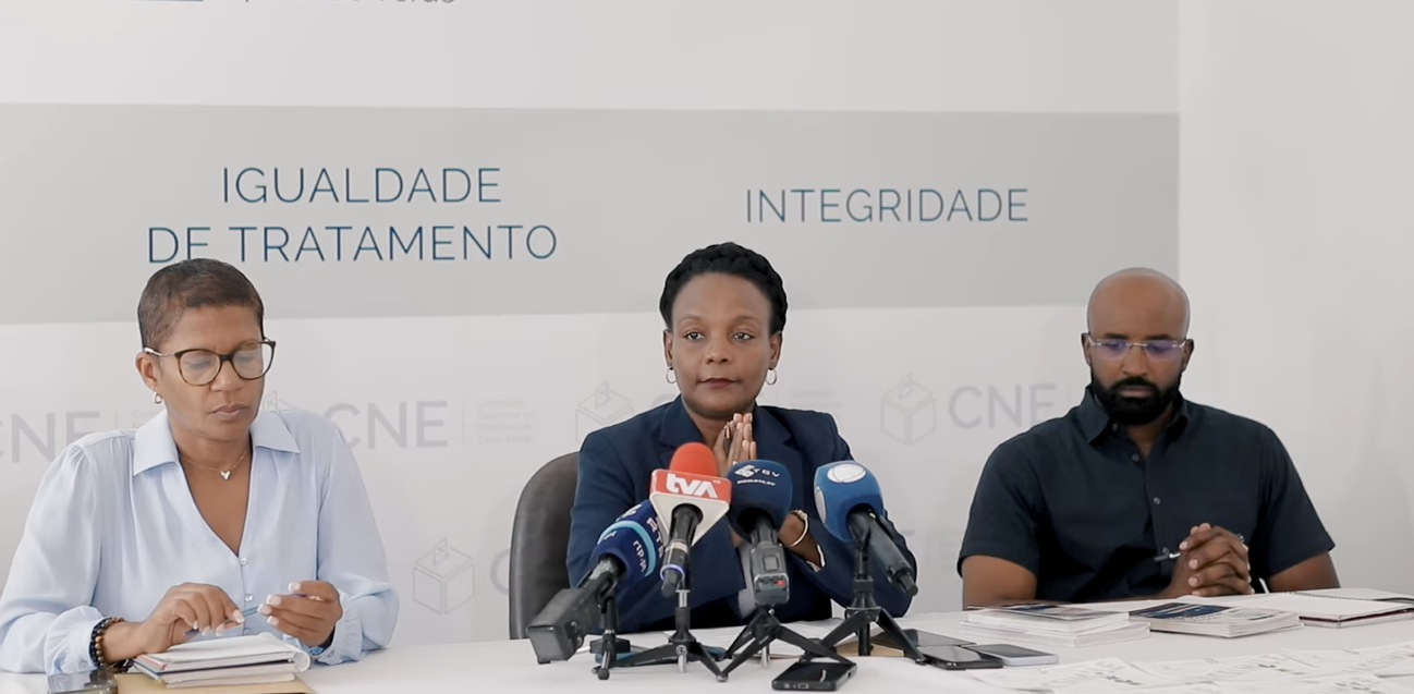 Cabo Verde: CNE entrega fac-símiles e reforça transparência para ...